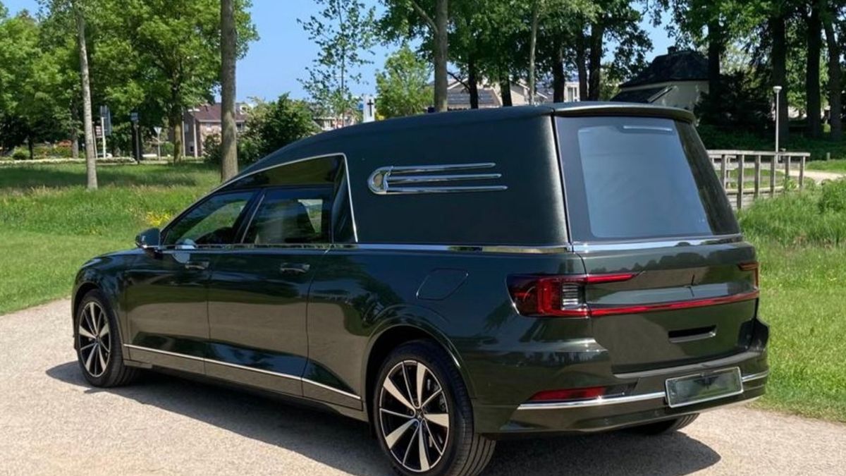 Ce Corbillard électrique est basé sur une célèbre... | Gocar.be